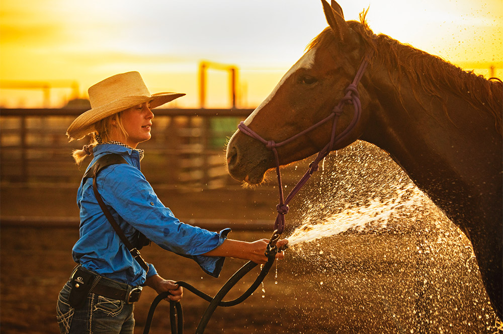 Stations magazine - Outback Magazine : R.M. Williams